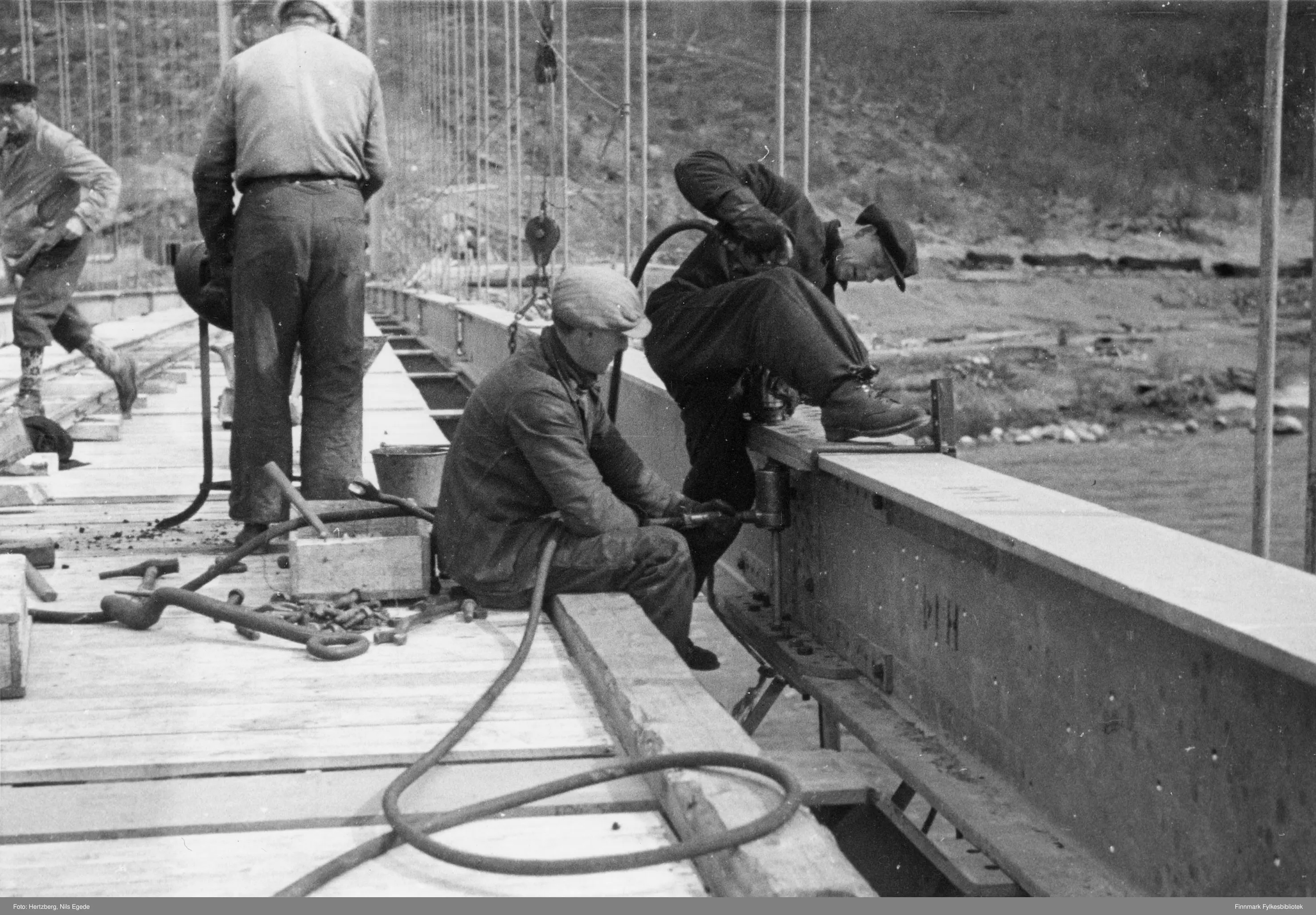 Tana bru ble sprengt november 1944. Sommeren 1948 ble Tana bru bygd på ...