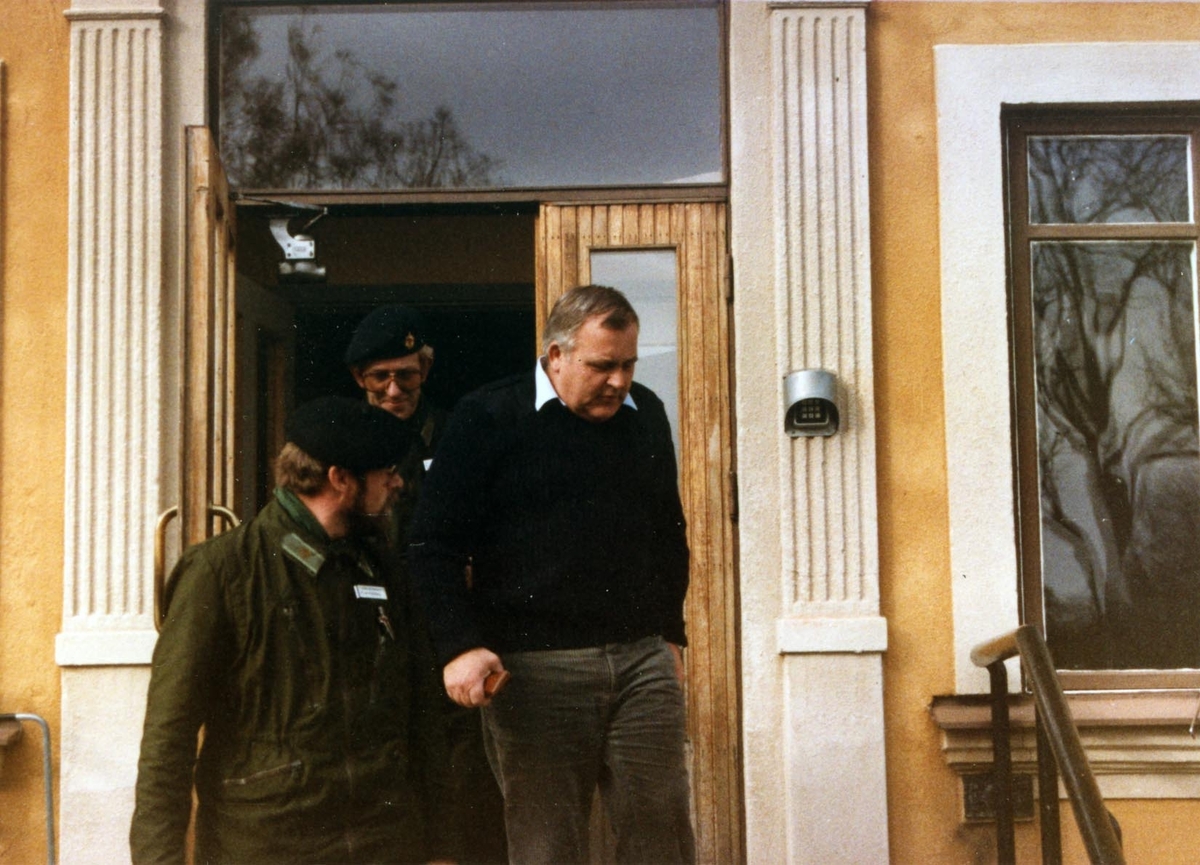 Besök av försvarsministern på 1980-talet. - Garnisonsmuseet Skaraborg ...