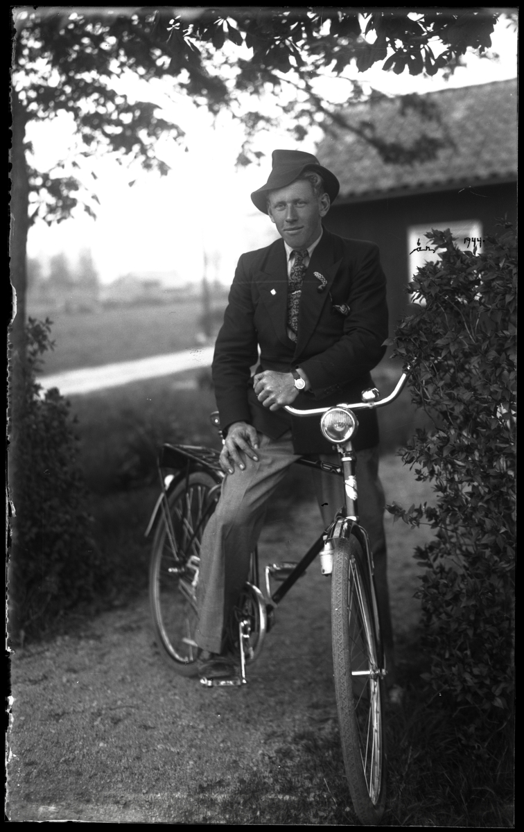 Man med cykel - Västergötlands museum / DigitaltMuseum