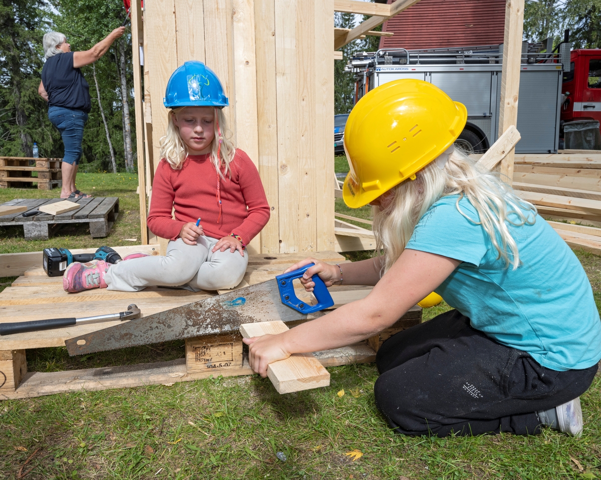 Barn bygger plankehytte på Skogbrukstunet under De nordiske jakt- og ...