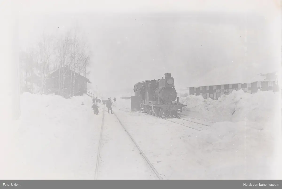 Smalsporet damplokomotiv type X med sporrenser på Heggedal stasjon ...