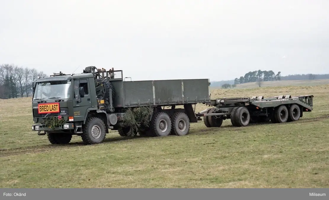 Terrängbil Volvo FL10 med hjullastarsläp. - Miliseum / DigitaltMuseum