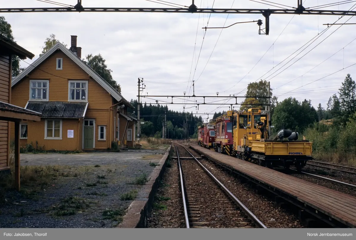 Arbeidsmateriell på nedlagte Såner stasjon, klare til å starte ...