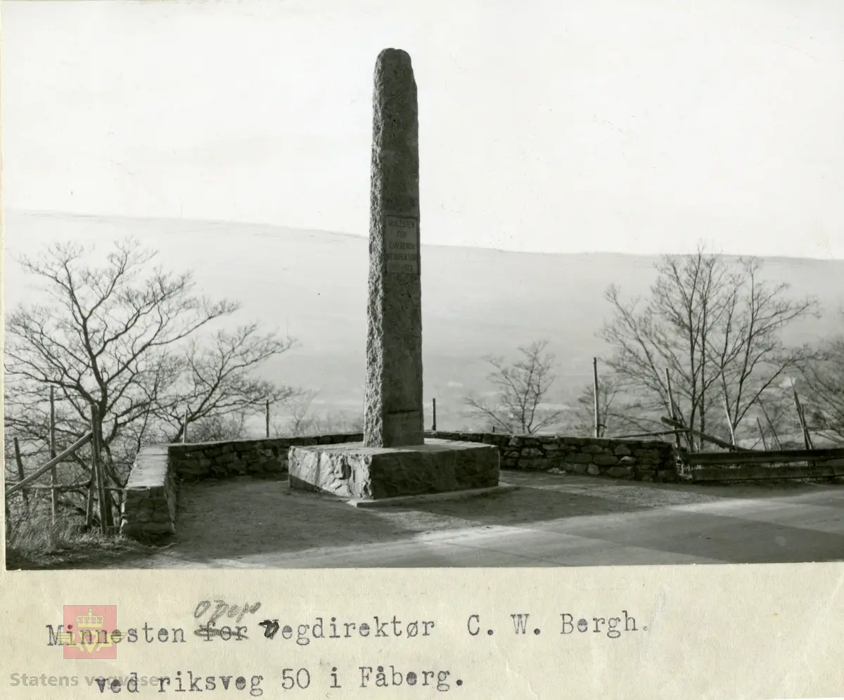 Minnestein over vegdirektør Christian Wilhelm Bergh ved riksveg 50 i ...