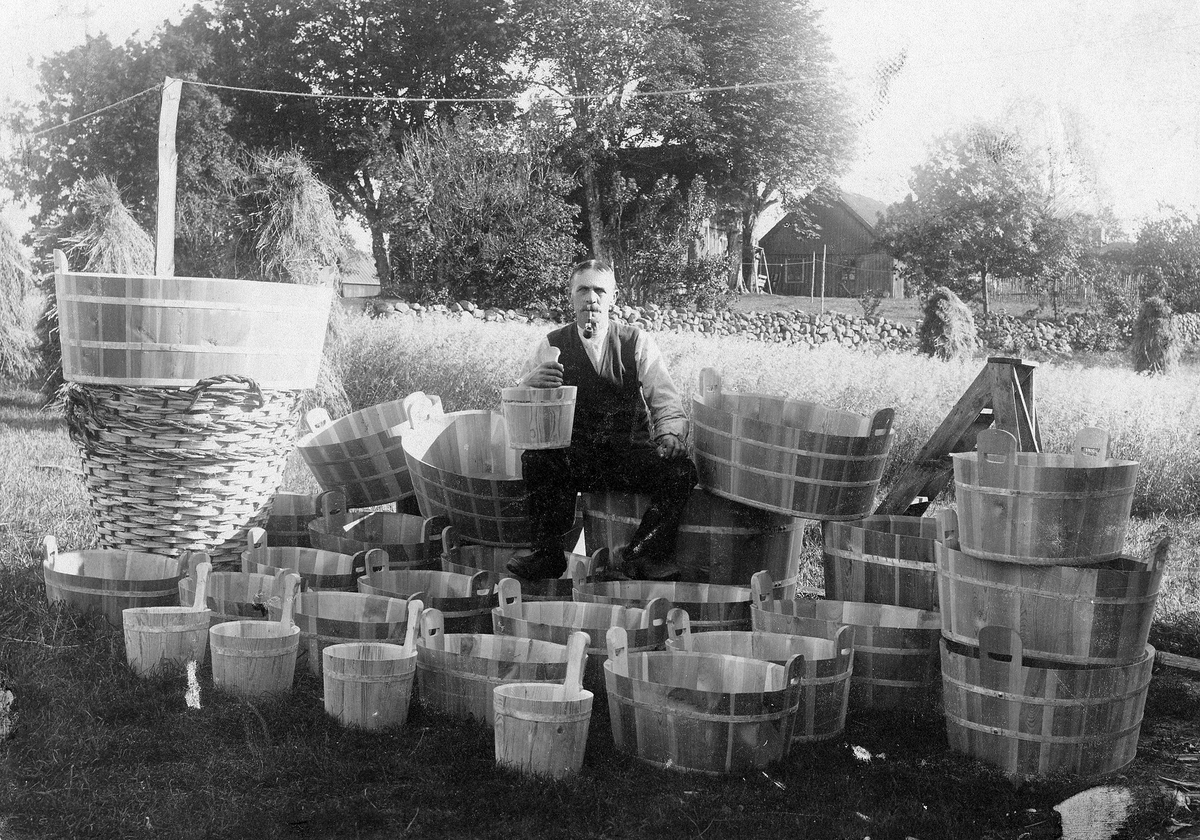 Laholm. Hishults sn. Korg och karamakare i Hishult, där hemslöjden har ...