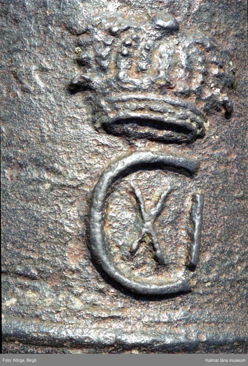 Karl XI:s monogram på kanon, slottsvallen. - Kalmar läns museum ...