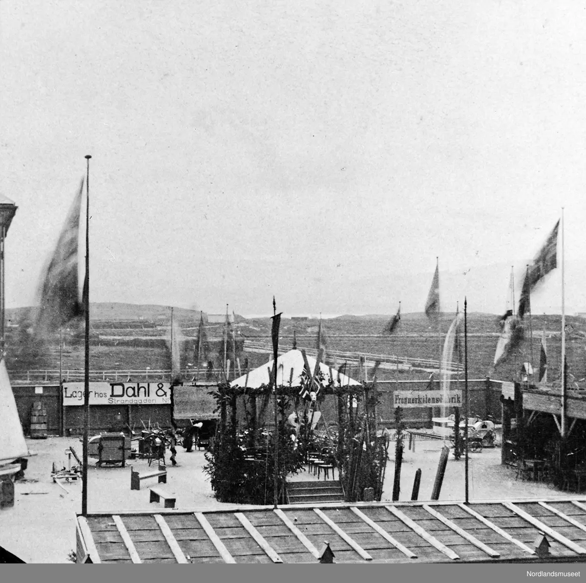 Fiskeriutstillingen i Bodø 1889. Paviljong, flagg/vimpler. Tatt fra ...