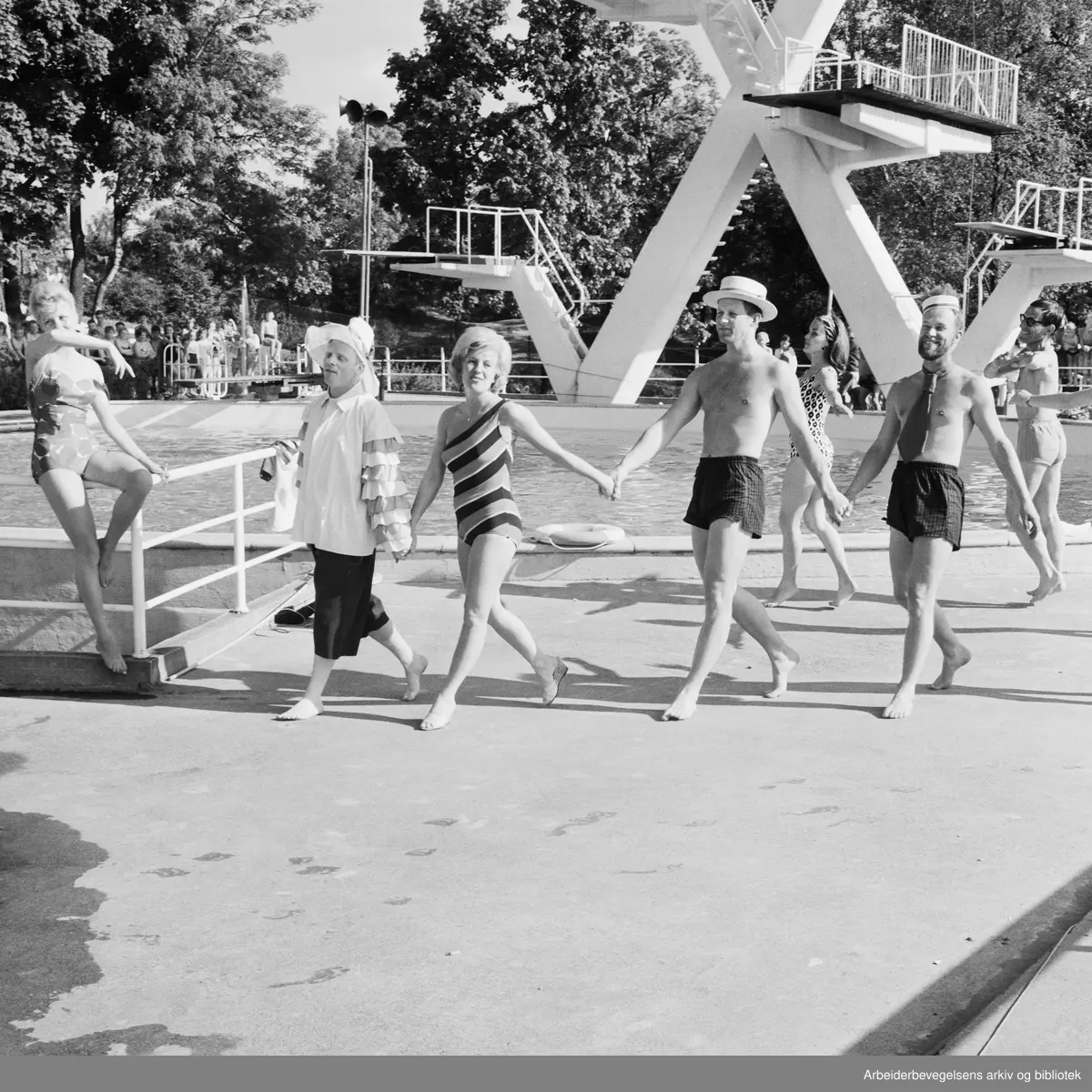 Opptak til NRK tvs underholdningsprogram "Slagerparaden" i Frognerbadet ...