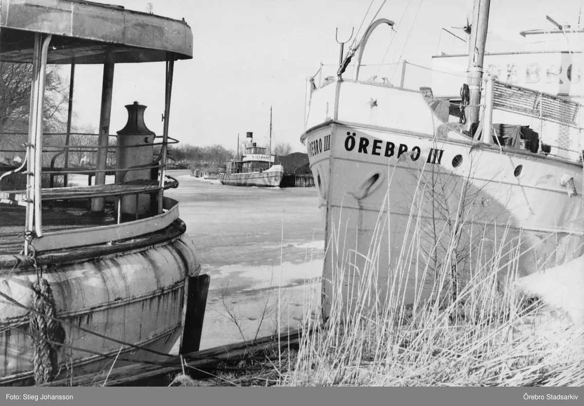Fartyg vid Skebäcks varv, mars 1955 - Örebro Stadsarkiv / DigitaltMuseum