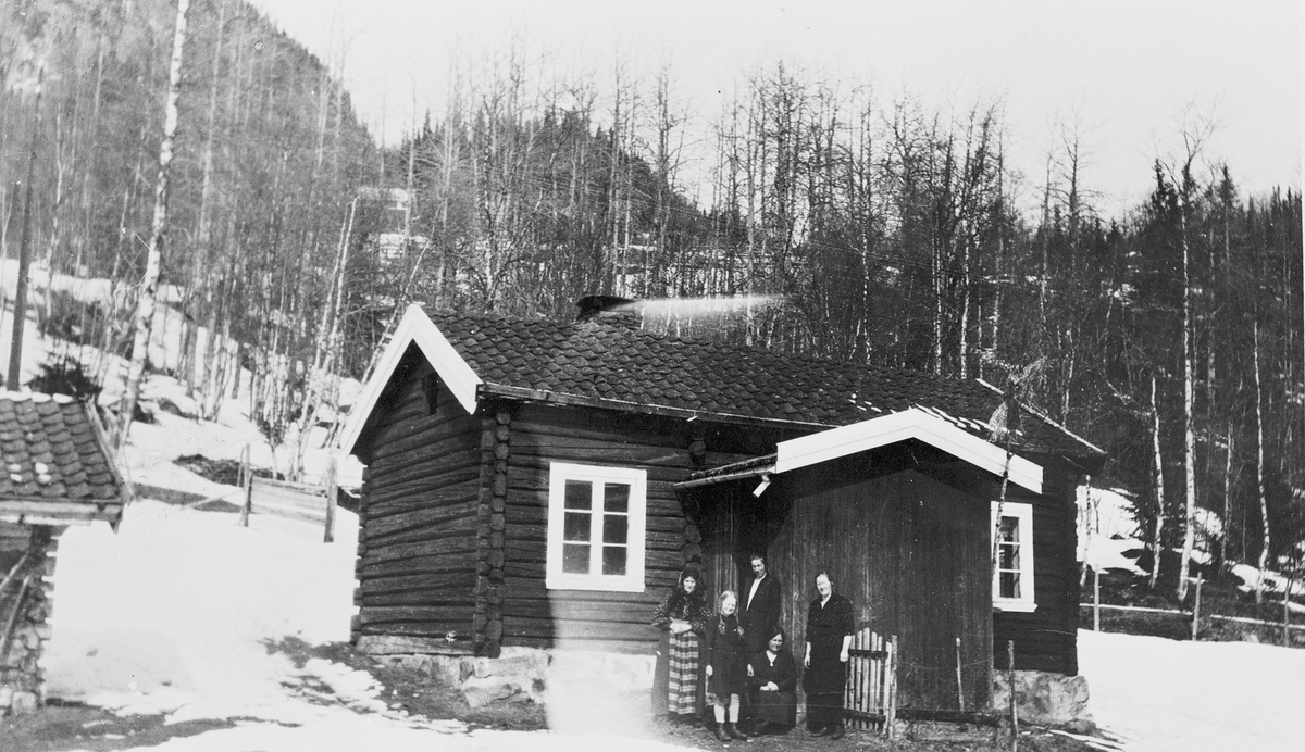 Gamlestua i Rønningen. I forgrunnen: Marte S. Båsen, Marte G ...