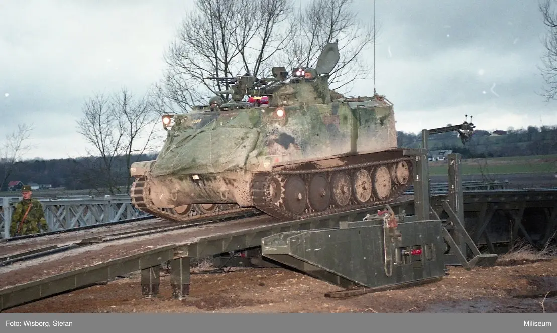 Krigsbro 5 (KB 5) med lång uppfart och i bakgrunden en Balkbro 2 (BB2 ...