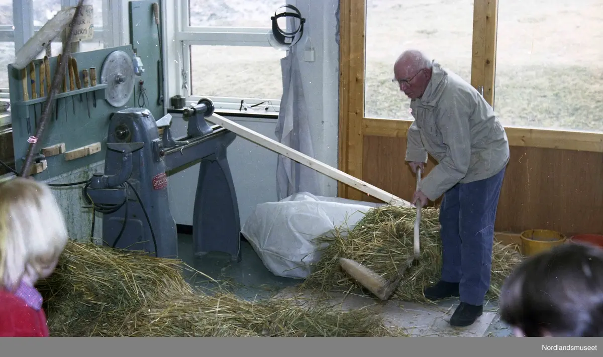 Korntørking (sloging). Demonstrasjon på Straumen skole ved Palle ...