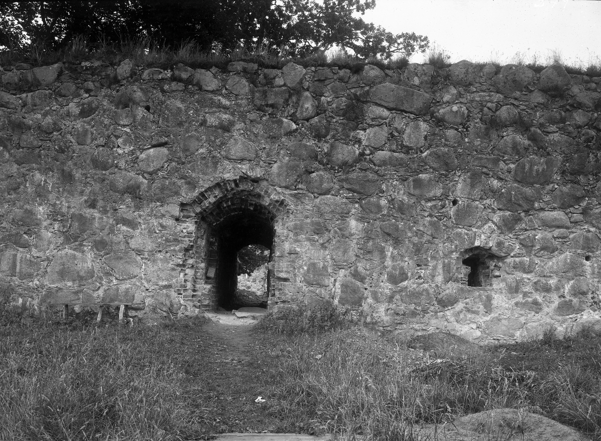 Norra sjöporten och norra fasaden mot syd. Kronobergs slottsruin 1937 ... Norra sjöporten och norra fasaden mot syd. Kronobergs slottsruin 1937 ...