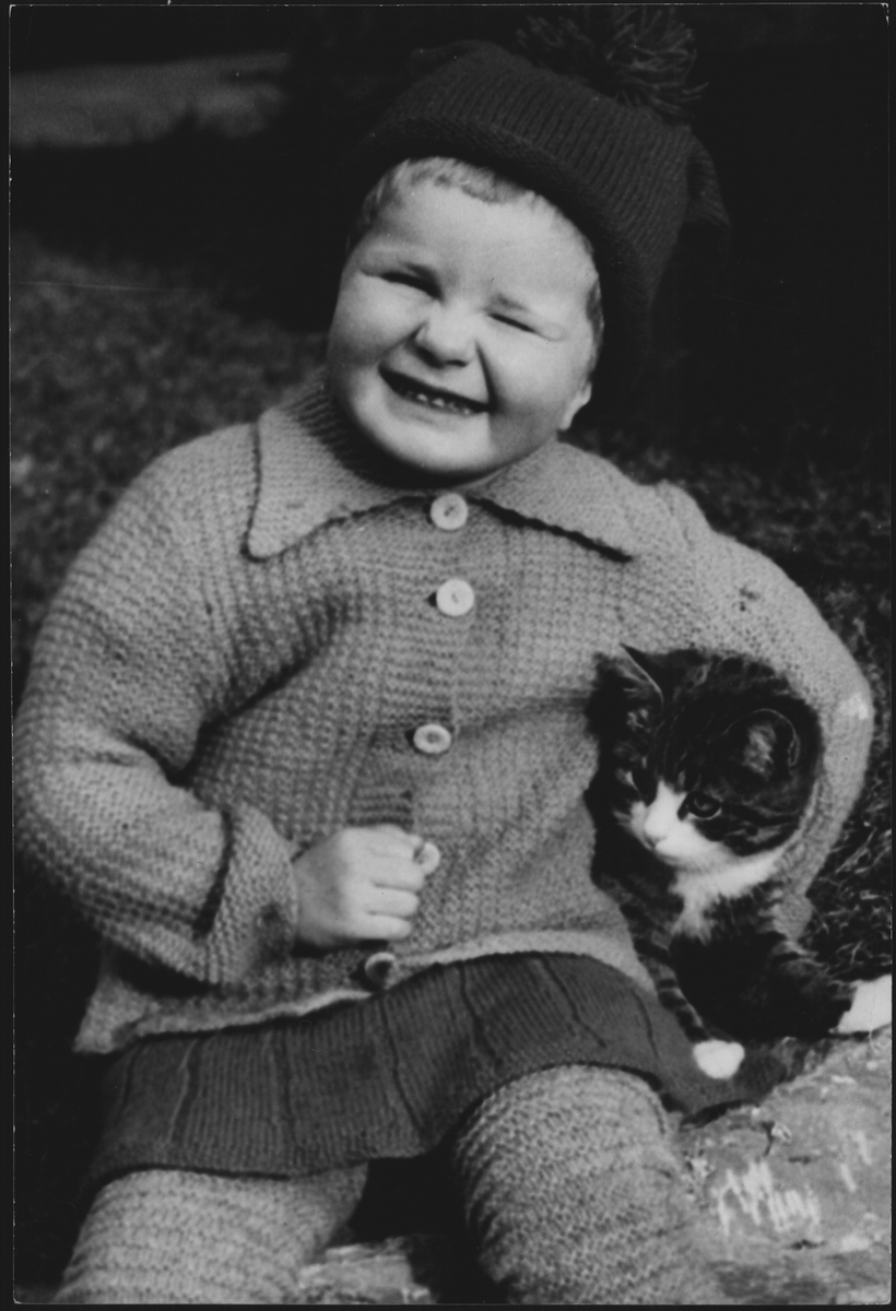 Ut i høstsol med katten. Sier Synnøve i Flat-dal. - DEXTRA Photo / DigitaltMuseum