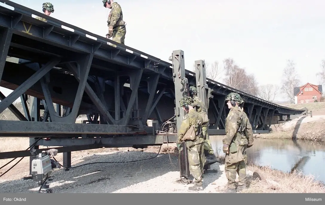 Byggnation av Krigsbro 5 (KB 5). Ing 2 personal. - Miliseum ...