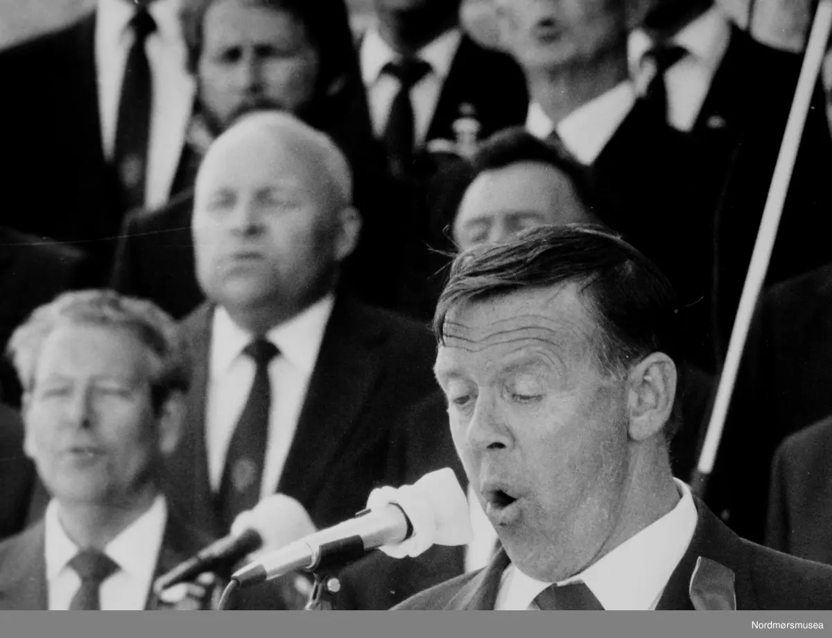 Tore Watten, solist med Egges mannskor. Bildet er fra avisa Tidens Krav ...