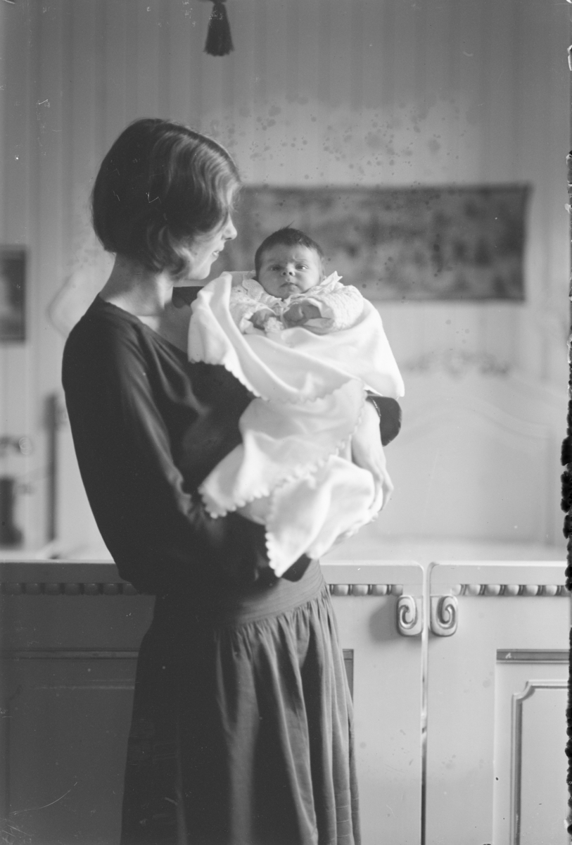 Mor med barn på armen. - Maihaugen / DigitaltMuseum