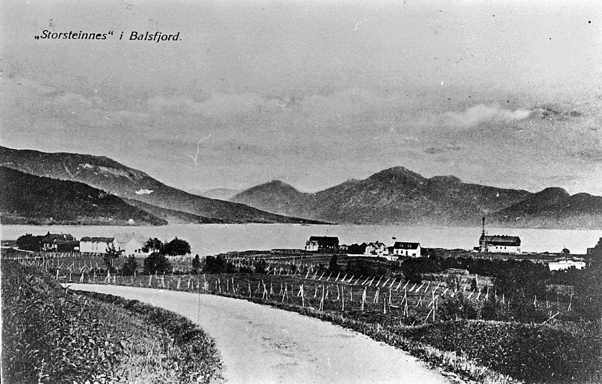 Oversiktsbilde over Storsteinnes. Postkort - Midt-Troms Museum ...
