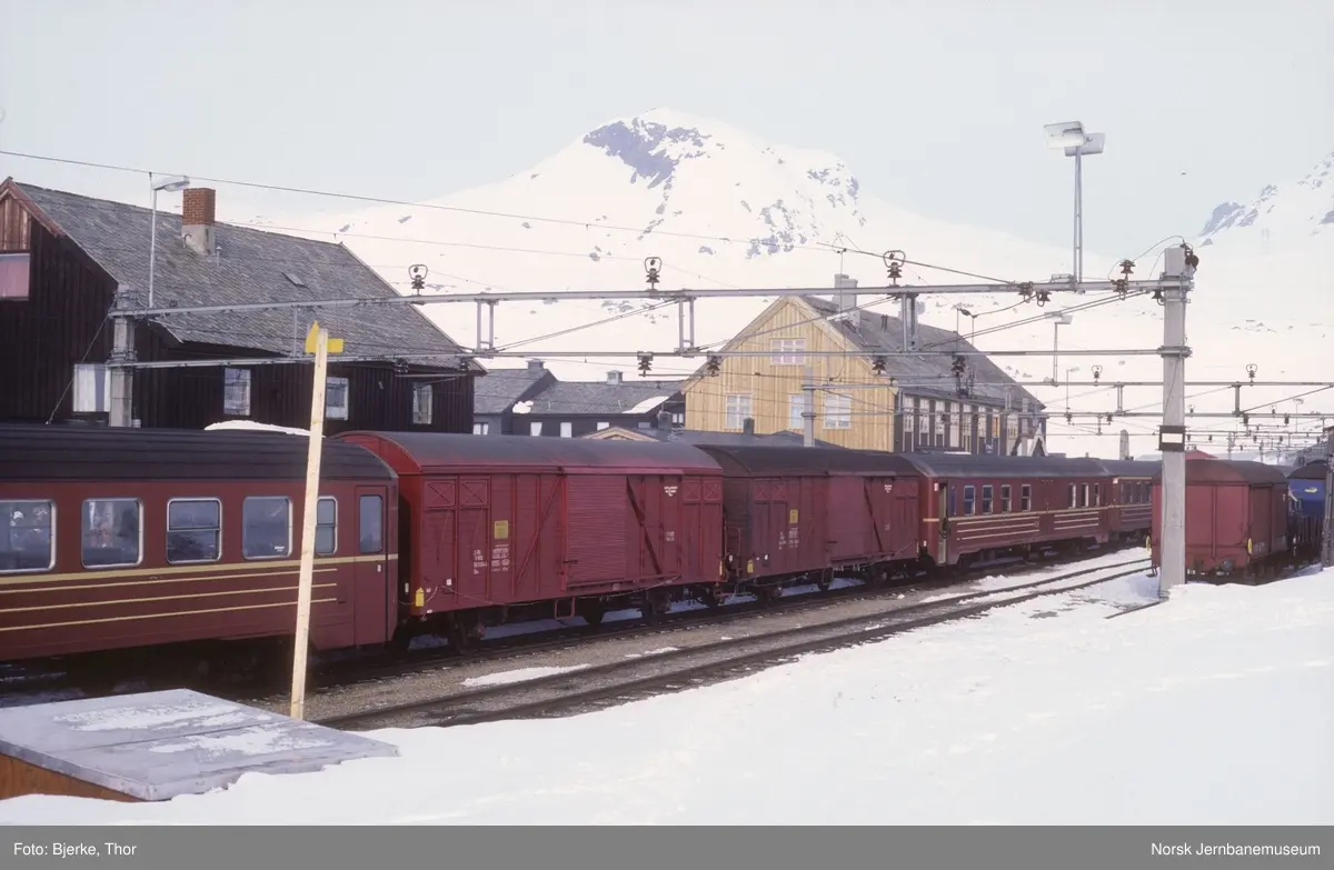Ekstratog 1435 med to Gbs-vogner for ski midt i toget på Finse stasjon ...