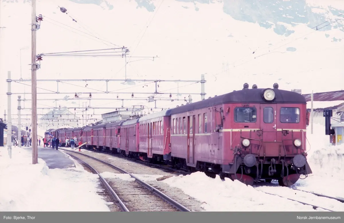 Ekstratog 1438 i forbindelse med Skarverennet ankommer på Finse stasjon ...