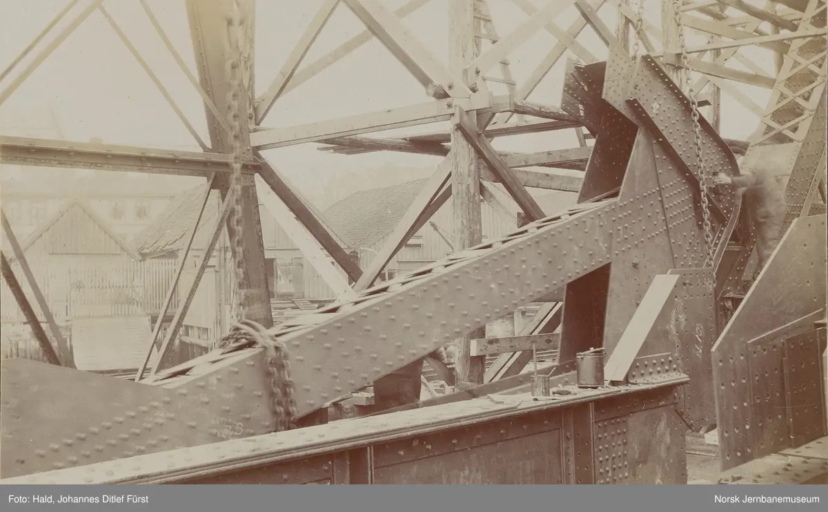Skansen klaffebru ved Trondheim under bygging. Montering av innfesting ...