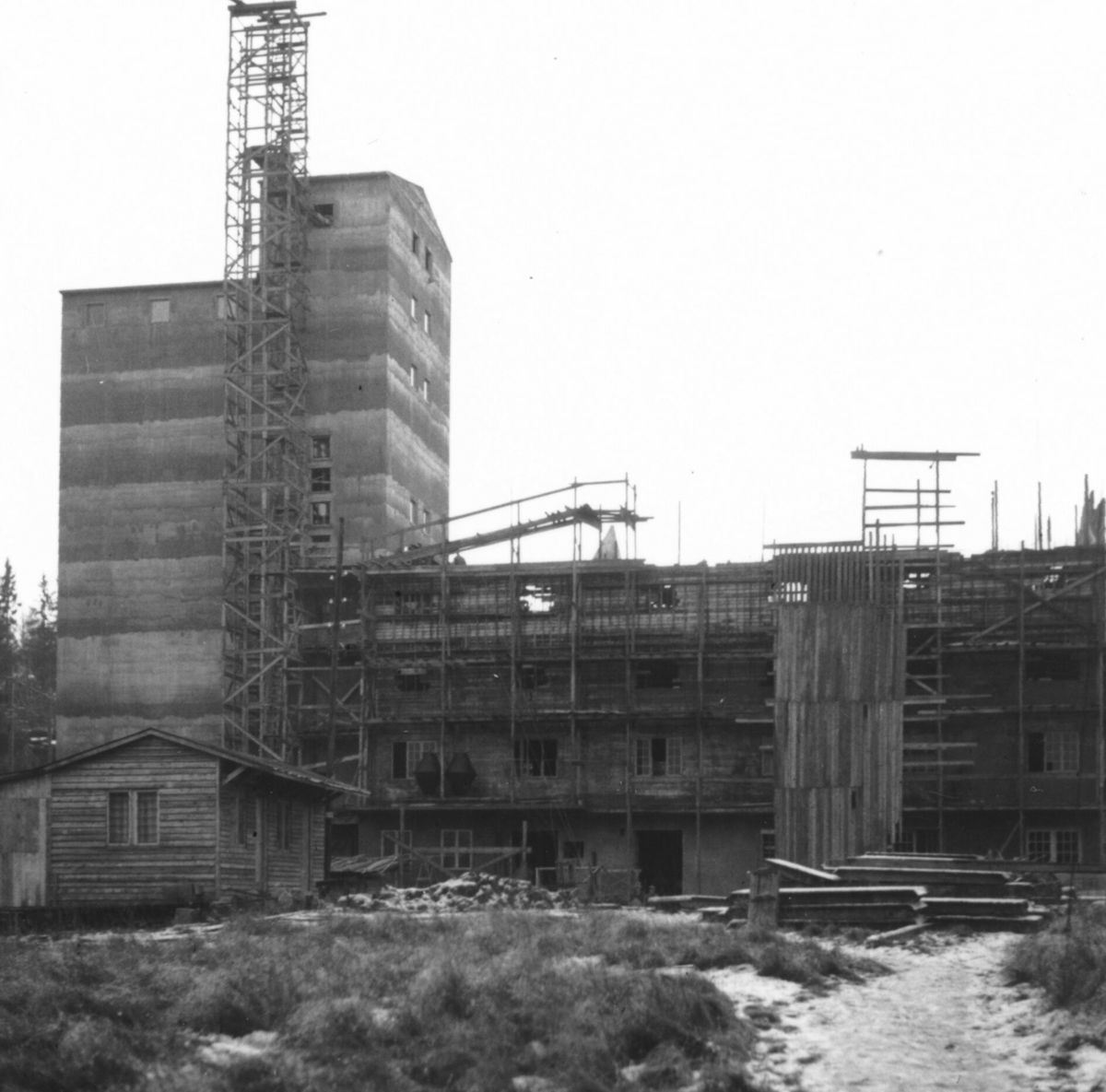12 bilde frå bygginga av Bø mølle 1952-53. Bygging av "lågbygget ...
