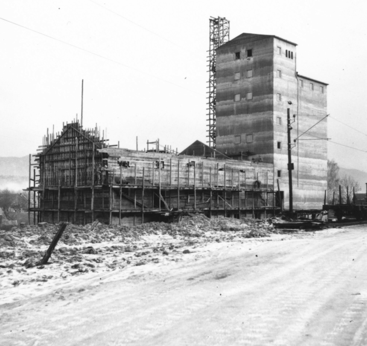 12 bilde frå bygginga av Bø mølle 1952-53. Bygging av "lågbygget ...