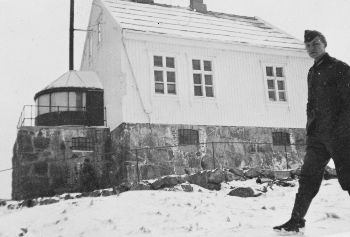 Tysk soldat foran Tarva fyr - Museet kystens arv / DigitaltMuseum