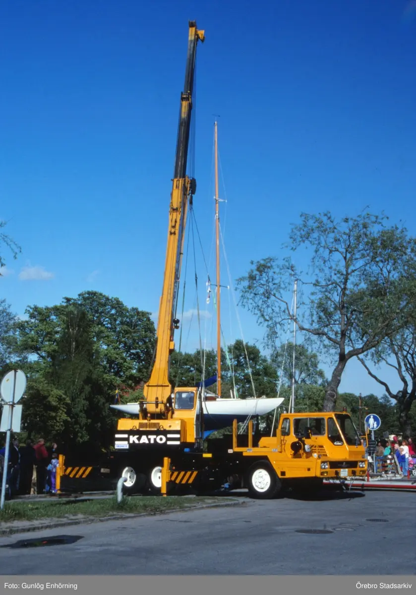 Lyftkran lyfter segelbåt, 1993 - Örebro Stadsarkiv / DigitaltMuseum