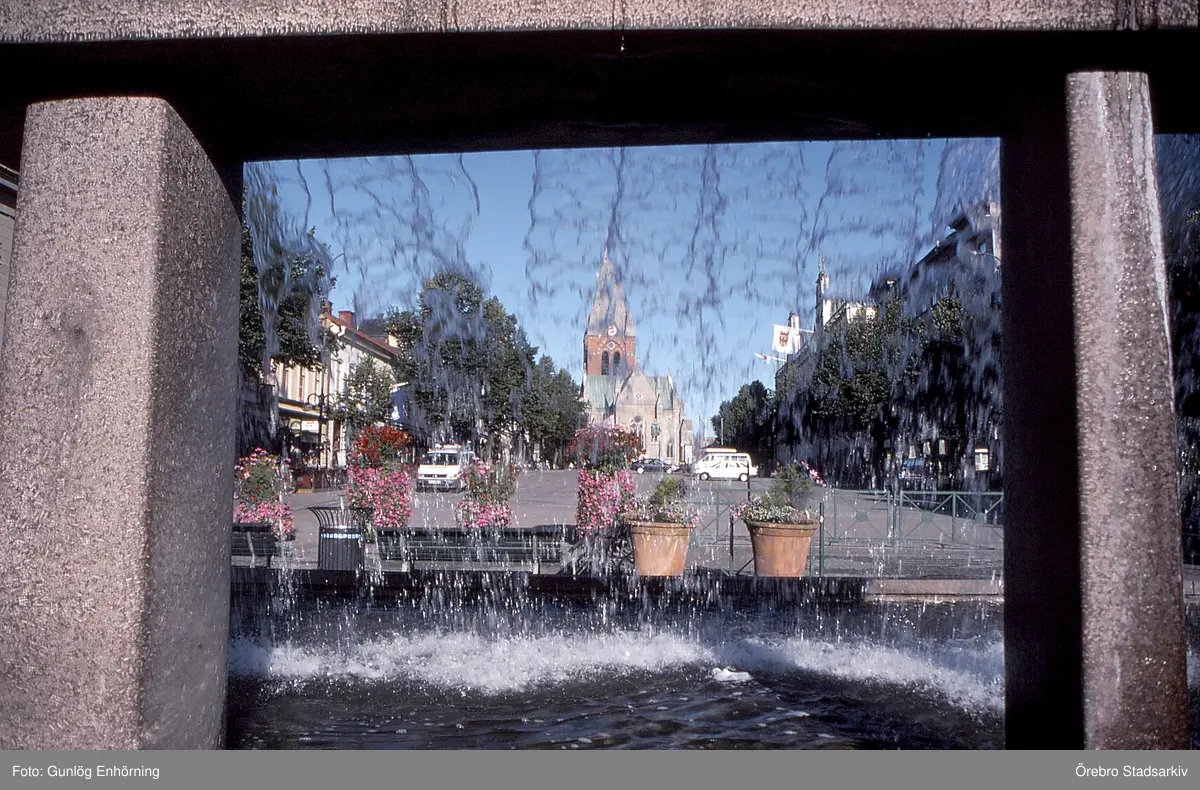 Skulpturen "Gamla normer nya former", 1998 - Örebro Stadsarkiv ...