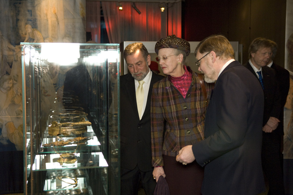 Danmarks dronning Margrethe II besøker Ams. - Arkeologisk museum ...
