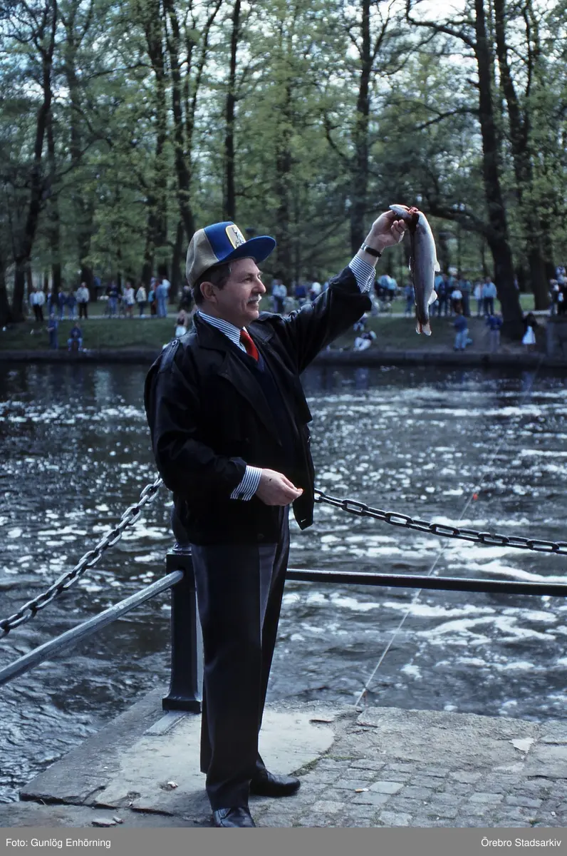 Landshövding sigvard marjasin fiskar lax, 1989 - Örebro Stadsarkiv ...