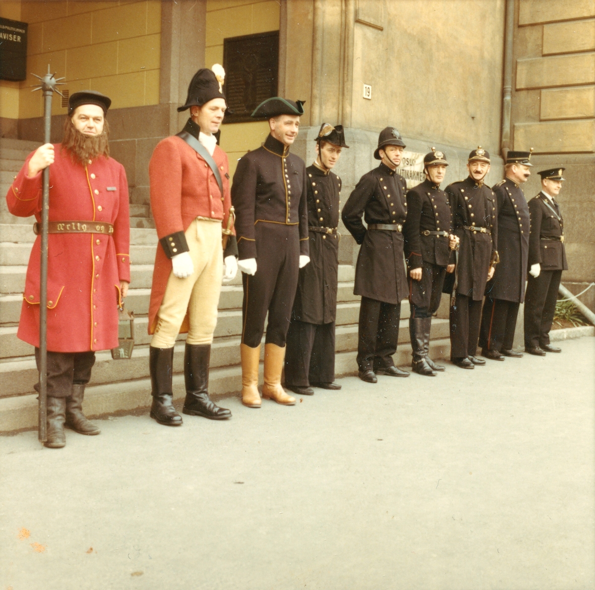 Historiske politiuniformer - Justismuseet / DigitaltMuseum