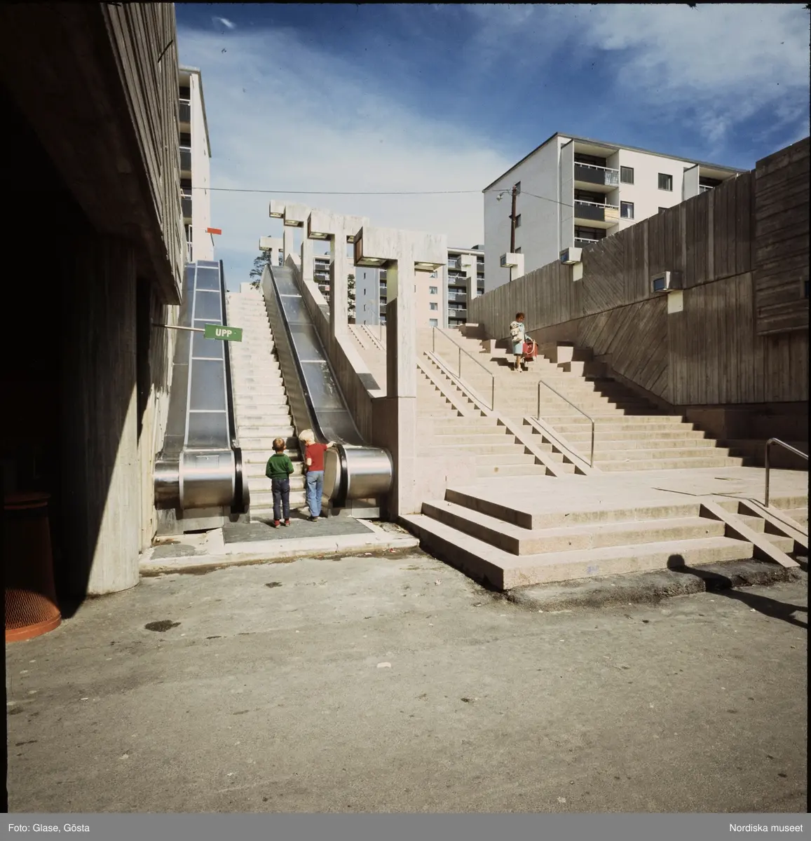 Rulltrappa och trappor i Skärholmens centrum. - Nordiska museet ...