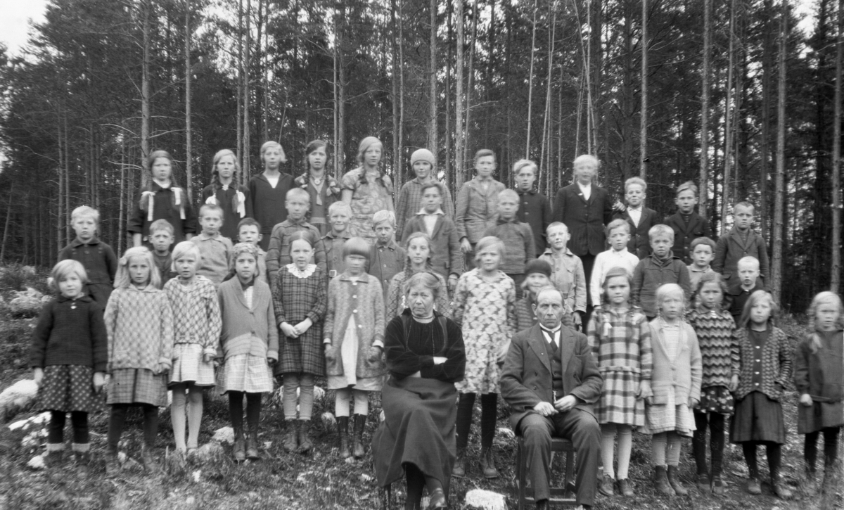 Skuleelevar med to lærarar. Den kvinnelege læraren er Gunhild Otterholt ... Skuleelevar med to lærarar. Den kvinnelege læraren er Gunhild Otterholt ...