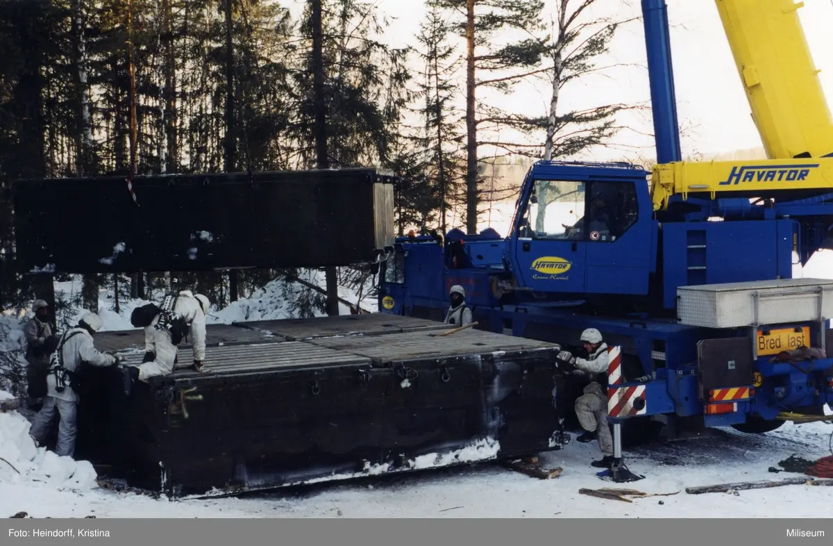 Pontonbrobygge. En civil lyftkran hade anlitats för bygget av Ponton ...