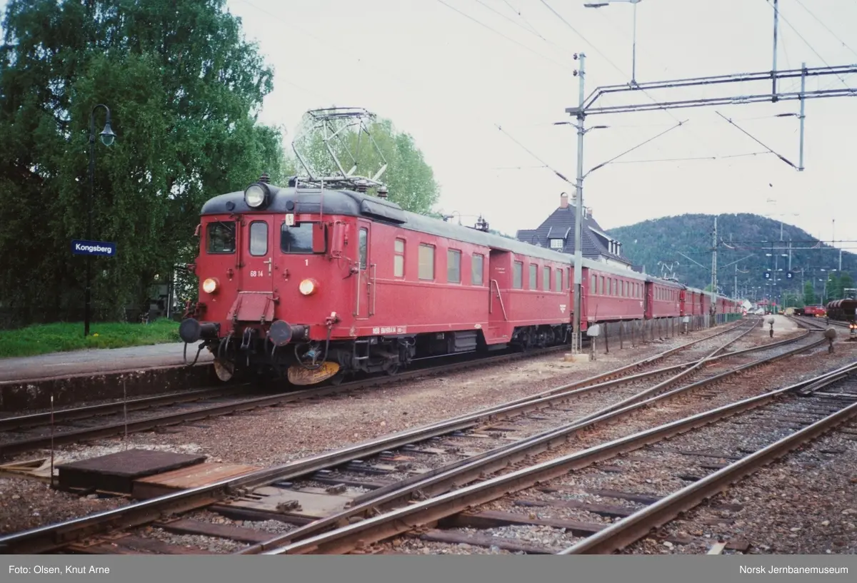 Trippel elektrisk motorvognsett type 68A med motorvogn BM 68 14 fremst ...