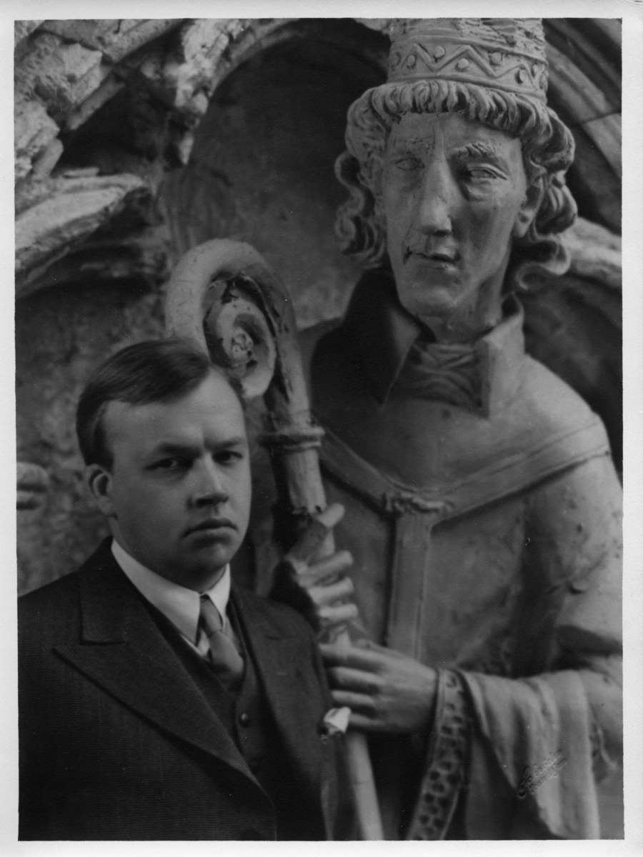 Dyre Vaa ved siden av St. Clemens. - Vest-Telemark Museum / DigitaltMuseum