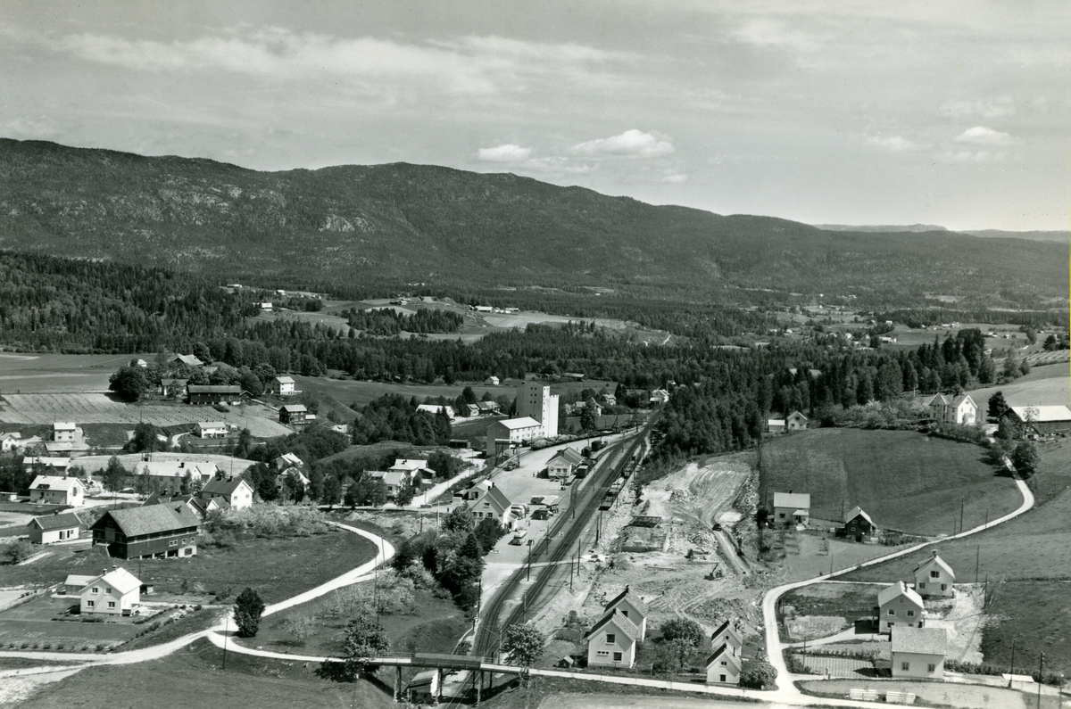 Flyfoto av Bø stasjon og områda omkring, tatt frå vest 13. juni 1958 ...