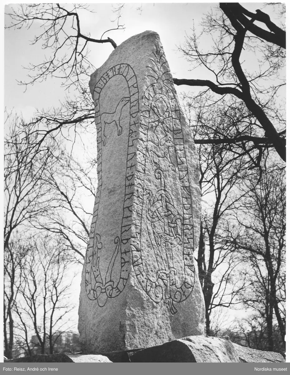 Stockholm. Runsten vid Hässelby slott. Runstens stod tidigare i Skesta ...