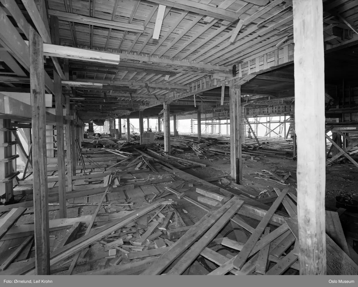 Standard telefon- og kabelfabrikk, interiør, fabrikklokale under riving ...