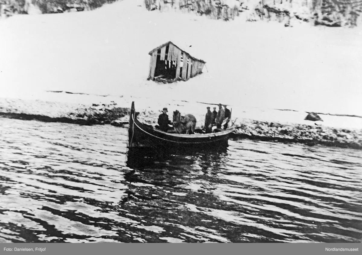 Båt med hest og folk ombord. Vinter. - Nordlandsmuseet / DigitaltMuseum