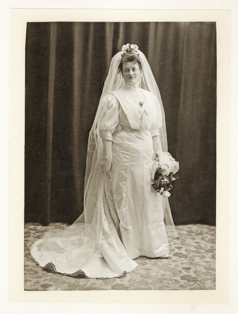 Fotografen Anna Blom på sin bröllopsdag 6 november 1907, då hon gifte ...