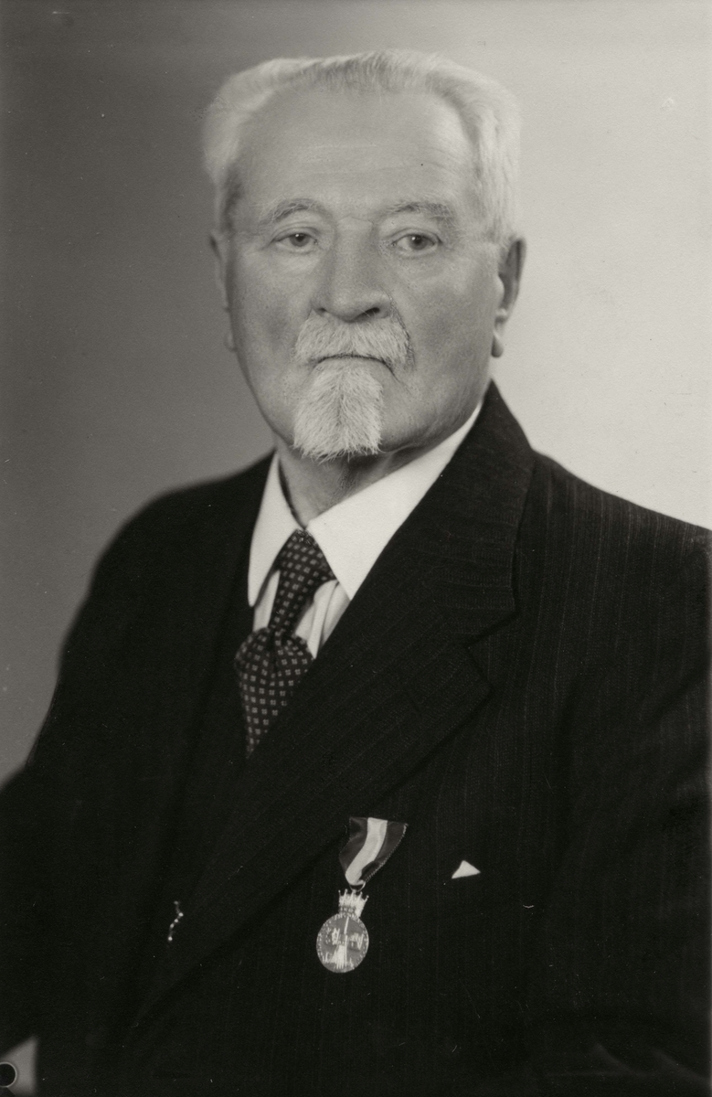 Porträtt på August Bäckman Han var född år 1852 och död 3 april år 1946 ...