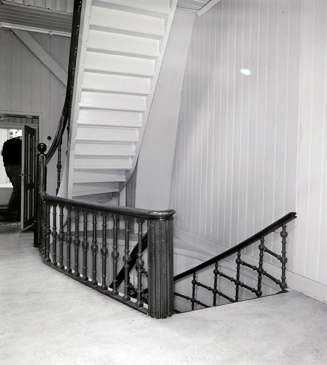 Hamar, Sagatun Folkehøgskole, interiør. panel, trappeoppgng. trapperom ...