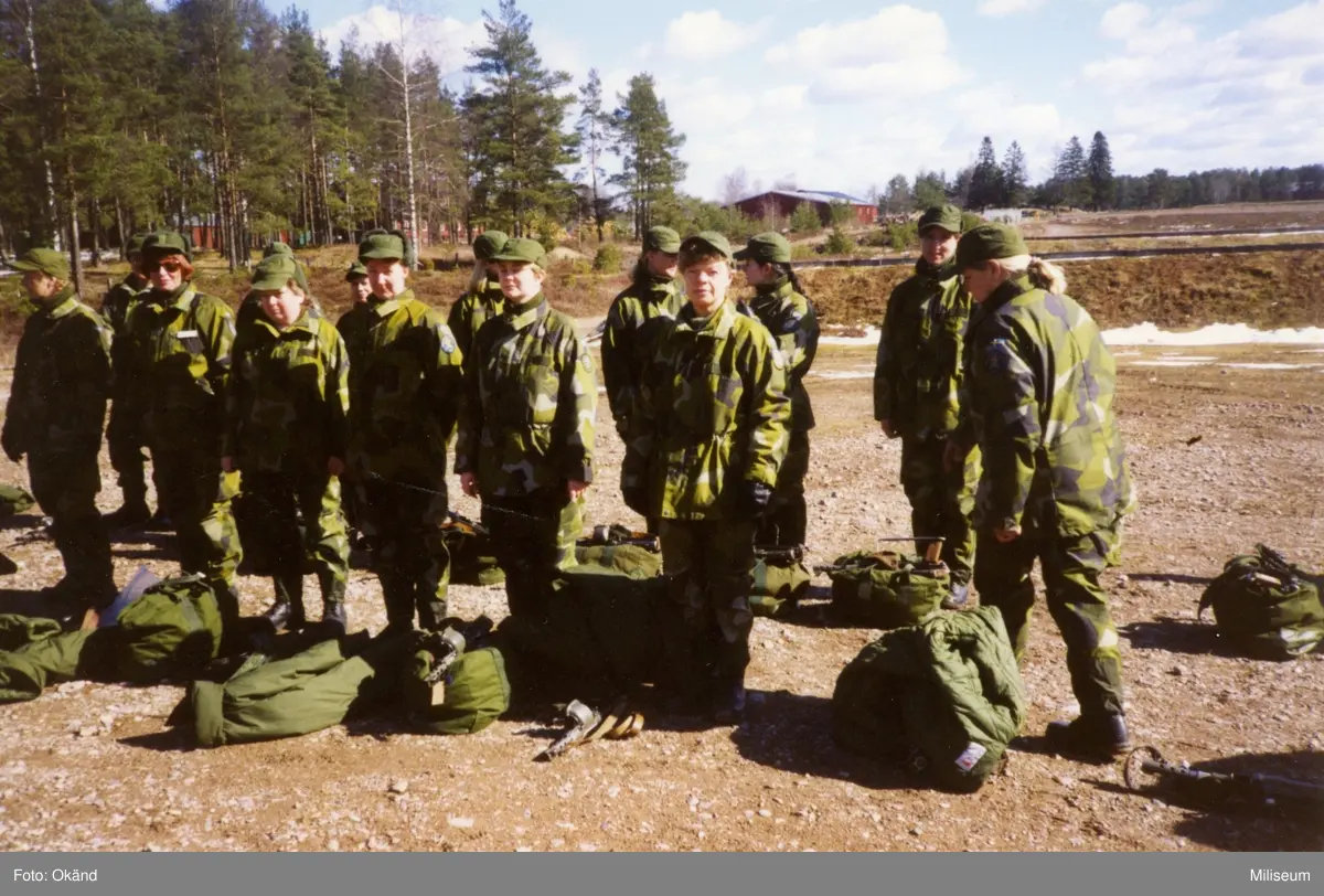 Kombattantutbildning av civil personal. Från vänster okänd, Kjerstin ...