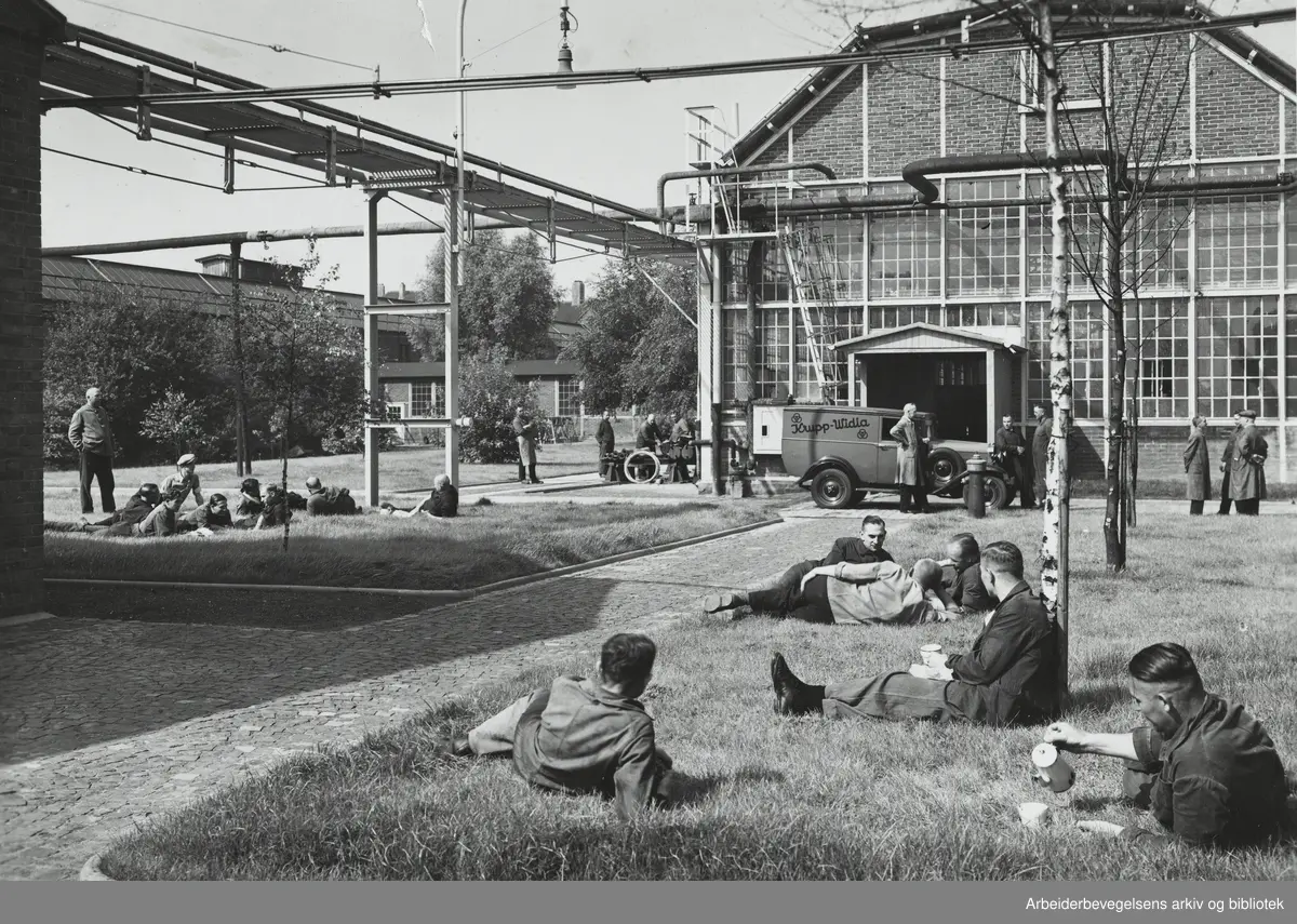 "Rustningsindustri og arbeidervern. Billedreportasje fra Krupp-verkene ...