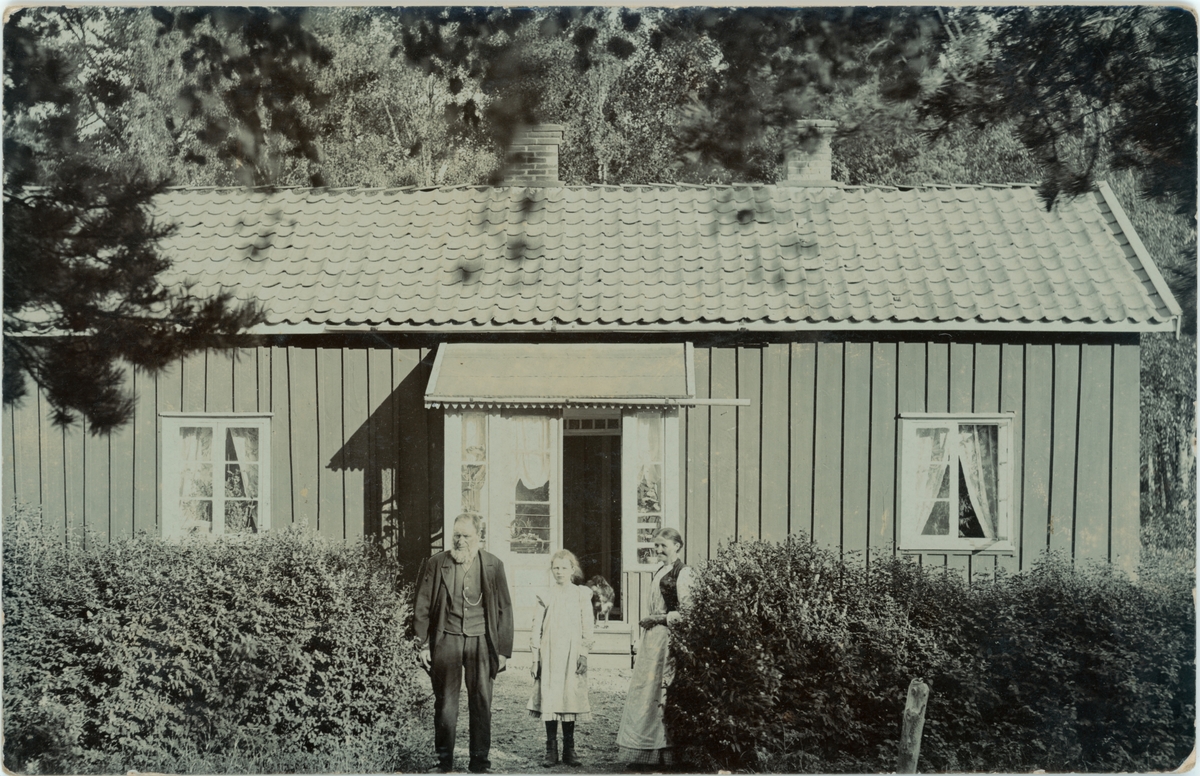 Gruppbild framför bostad. Troligen Dalsland - Vänersborgs museum ...