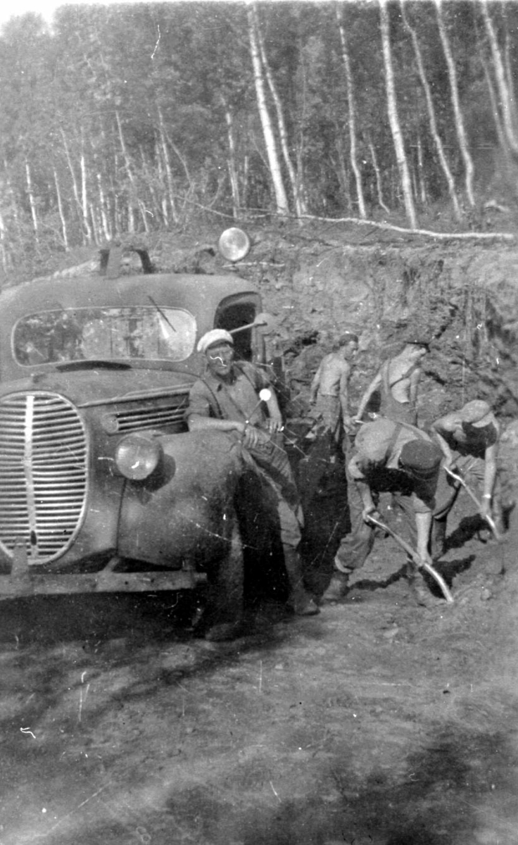 Veiarbeidere med lastebil - Midt-Troms Museum / DigitaltMuseum