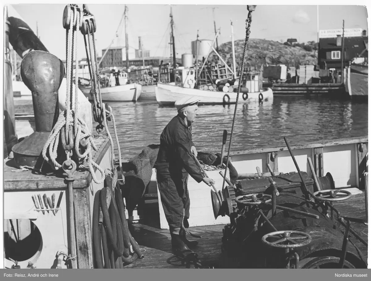 Göteborg. Göteborgs Fiskhamn. Fiskare ombord på en fiskebåt. - Nordiska ...